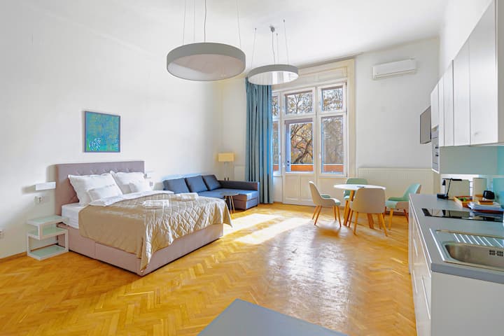 Oasis 18 - Central & Cozy 4br For 10 W/ Ac&balcony - Budapest
