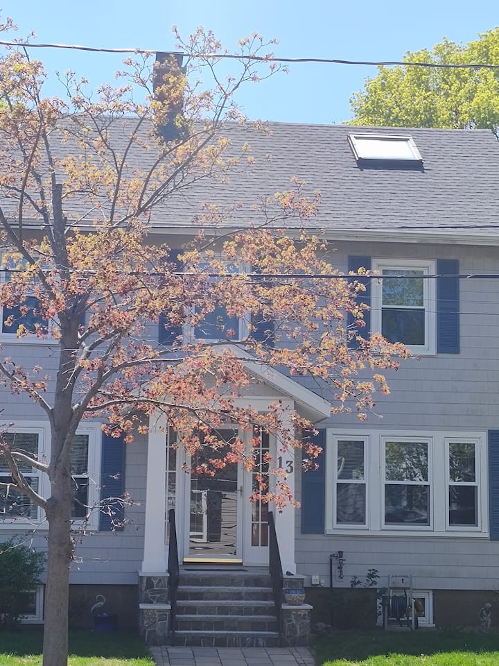 Easy Access To Golf Course, Beach, And Shops - Salem, MA