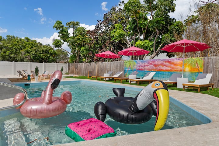 Heated Pool • Game Arcade • Family Putting Oasis - Anna Maria Island, FL