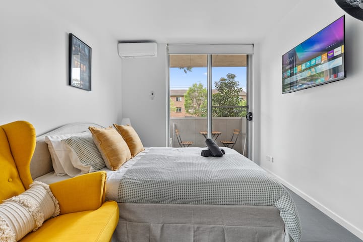 Unique Studio| Cozy Balcony| 12 Mins Walk To Train - Sydney