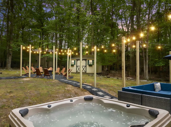 Hot Tub, Jungle Gym, Fire Pit! 5br + Lake Access - Tannersville, PA