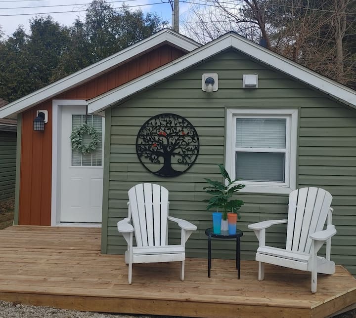 Parkview Boho Cottage - Park & Beach Steps Away - Ontario