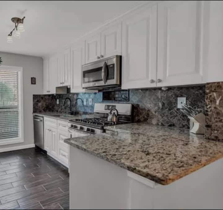 Immaculate 1 Bedroom Condo In Prime Sandy Springs - Sandy Springs, GA