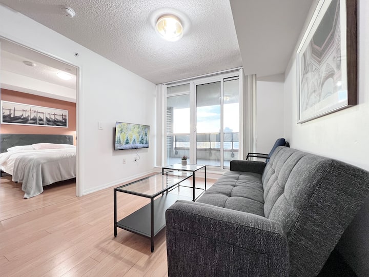 Luxury Condo W. Pool, Yorkdale, Parking! - Toronto