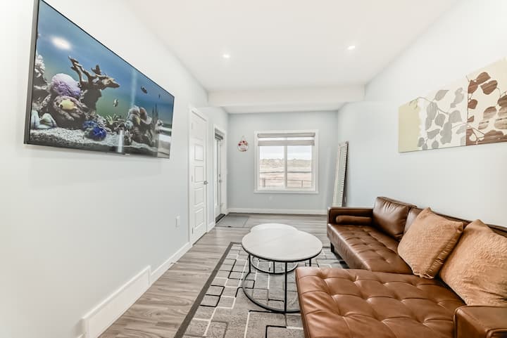 2 Beds, 1 Bath Walkout Basement - Calgary