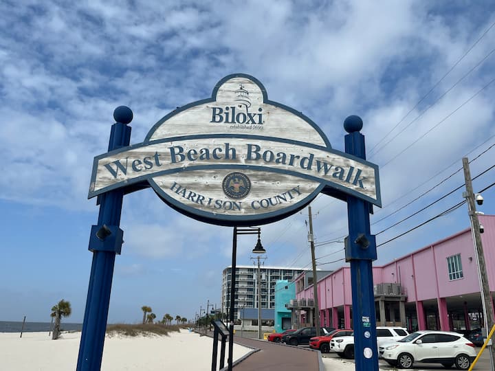 New Orleans Cottage On The Beach - Biloxi, MS
