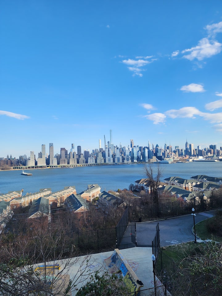 15min To Nyc By Bus • Nyc Skylight View • Laundry - West New York