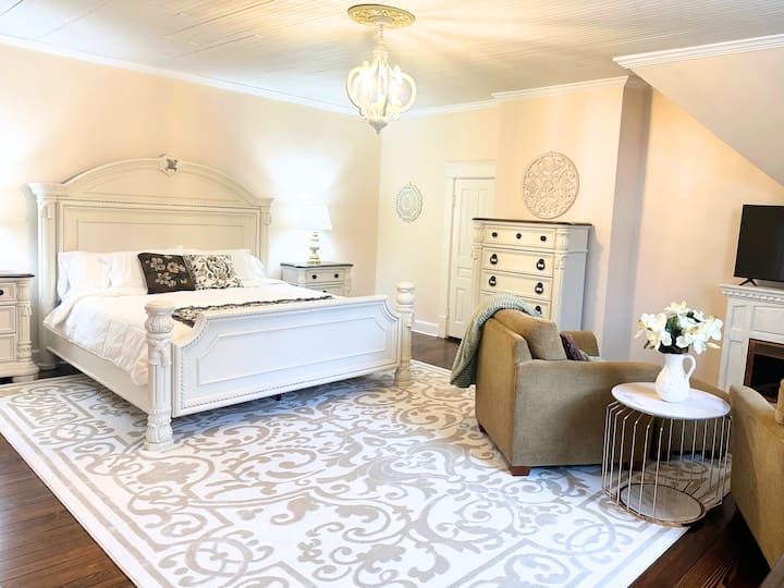 Serene Magnolia Suite, Downtown Clayton Bnb - Clayton, NC