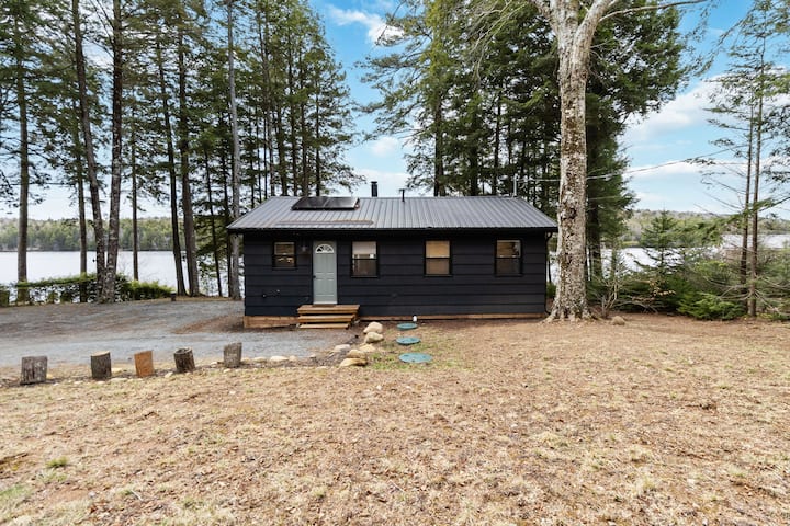 Lakeside Cottage ~ Stunning Sunsets & Lake Access - Bridgewater