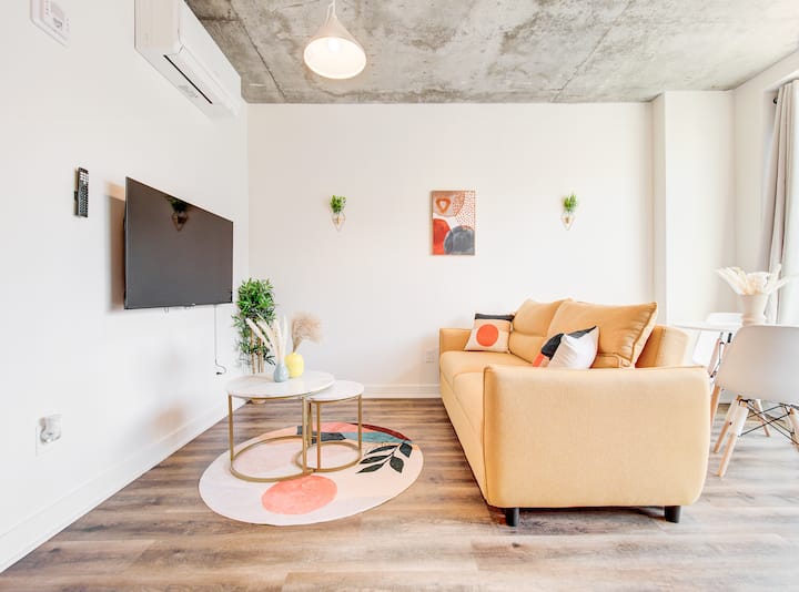Sunset Creamy | 1-br In Downtown Mtl | 81 - Montreal