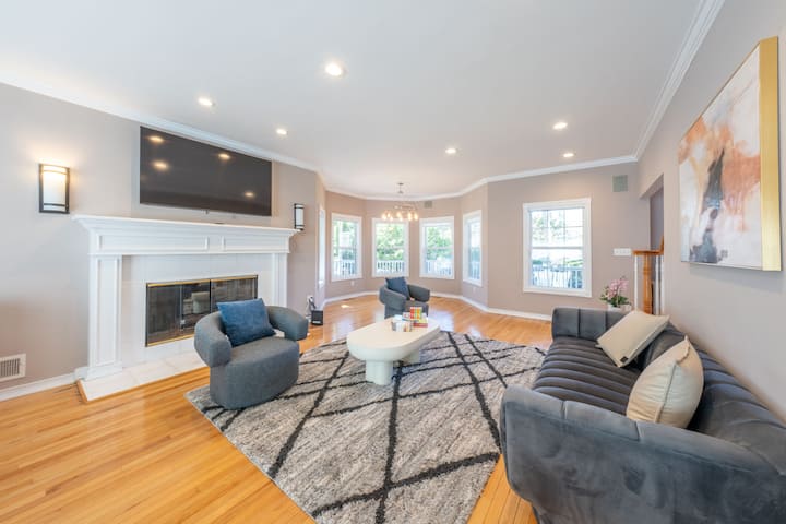 Luxurious Hamptons Home Heated Pool  Beach & Shops - Eastport, NY