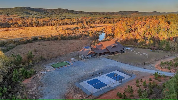 Waterfront 12-acre Cabin: Pickleball, Kayaks, Golf - United States