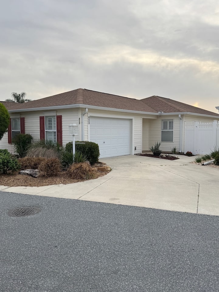 Beautiful Courtyard Villa Near Lake Sumter Landing - Wildwood, FL