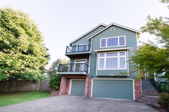Villa W/ Hot Tub, Firepit, Game Room + Ev Charger! - McMinnville, OR