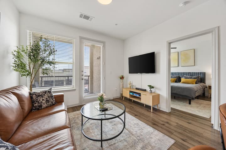 Chic 1br Frisco Stay: King + Sofa, Pool & Gym - フリスコ, TX