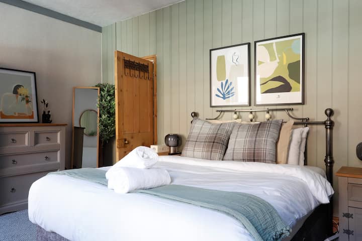 Ashley Suite By Koya Homes-chique Apt-free Parking - Barry