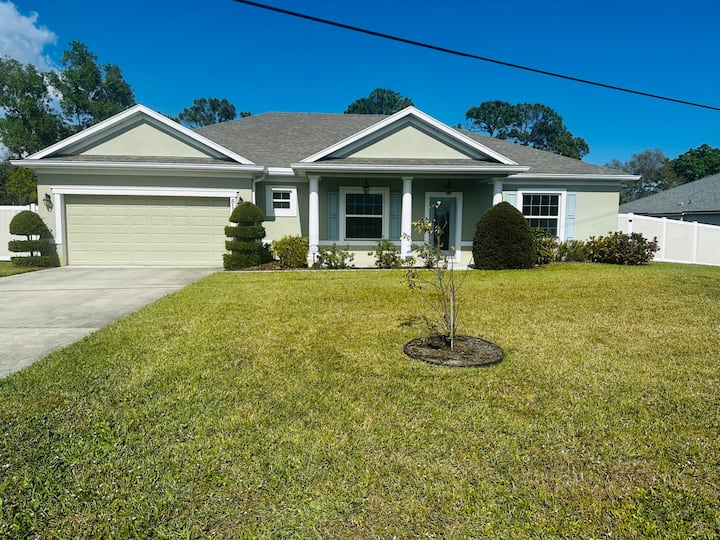 Guest Suite With Attached Bathroom - Fort Pierce, FL