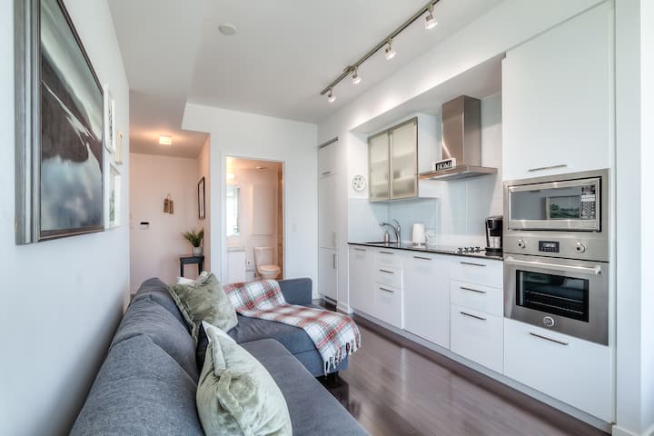 60th+ Floor Bachelor Suite With Amazing Lake View - Toronto, ON