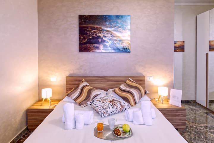 [*Bright New Metro C Penthouse*]. - Rooma