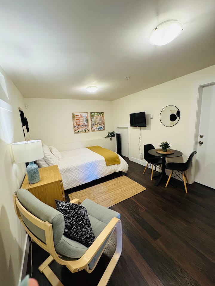 Cozy Studio – Walk To Train, The Drive, Parks - Vancouver