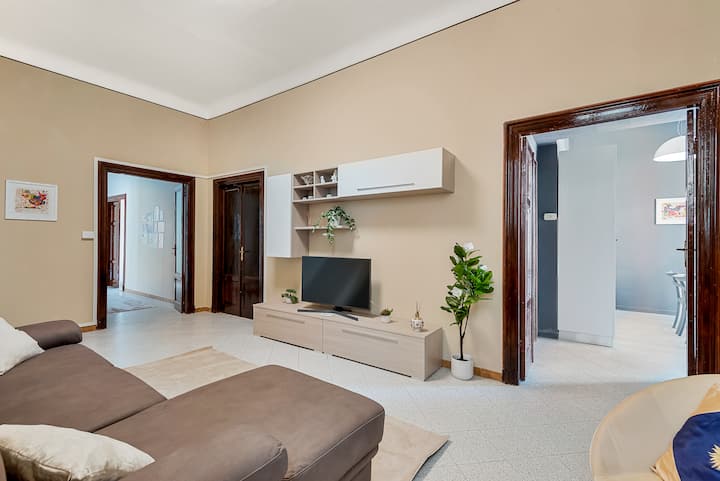Historic Center Apartment•5 Terre•
Rooms Con Air.c - La Spezia