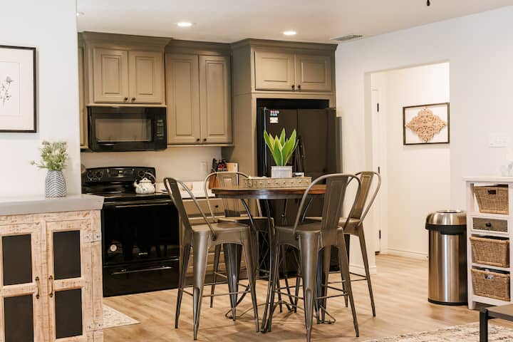 Prairie Cottage | Spacious | Cozy | Rustic Charm - Lubbock, TX