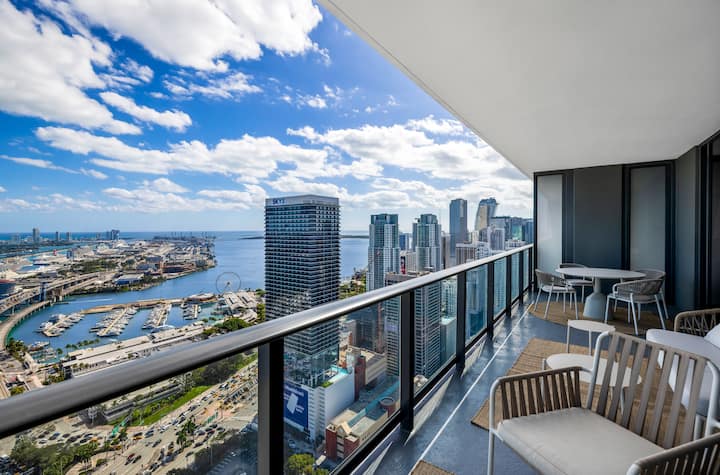 Downtown Skyline Views, Gym, Pool, Near Bayside - Bahamas