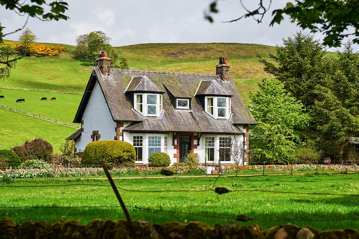 Peaceful Grieves Farmhouse, Kinclune Estate, Angus - Scotland