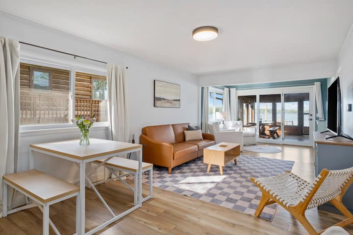 Lakefront Cottage-kayaks, Hot Tub, Firepit & Dock - Lake Odessa, MI