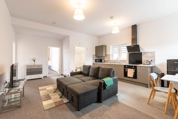 Spacious 2 Bed, Netflix, Parking - Elton Hall and Gardens