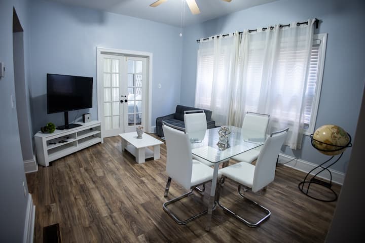 The Chicago Traveler's House - Chicago, IL