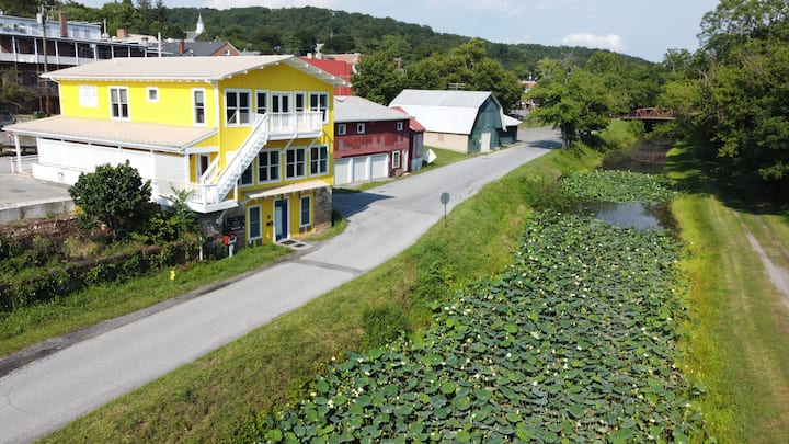 Queen Bed+private Bath+breakfast-1878 Riverrun B&b - Berkeley Springs, WV