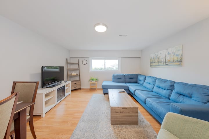 Cozy 2-bed, 1-bath Retreat In North Van - 노스밴쿠버