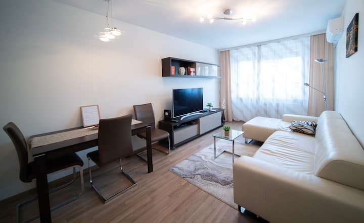 Crown & Comfort - 4 Ppl, Wi-fi, Tv, Ac - Budapest