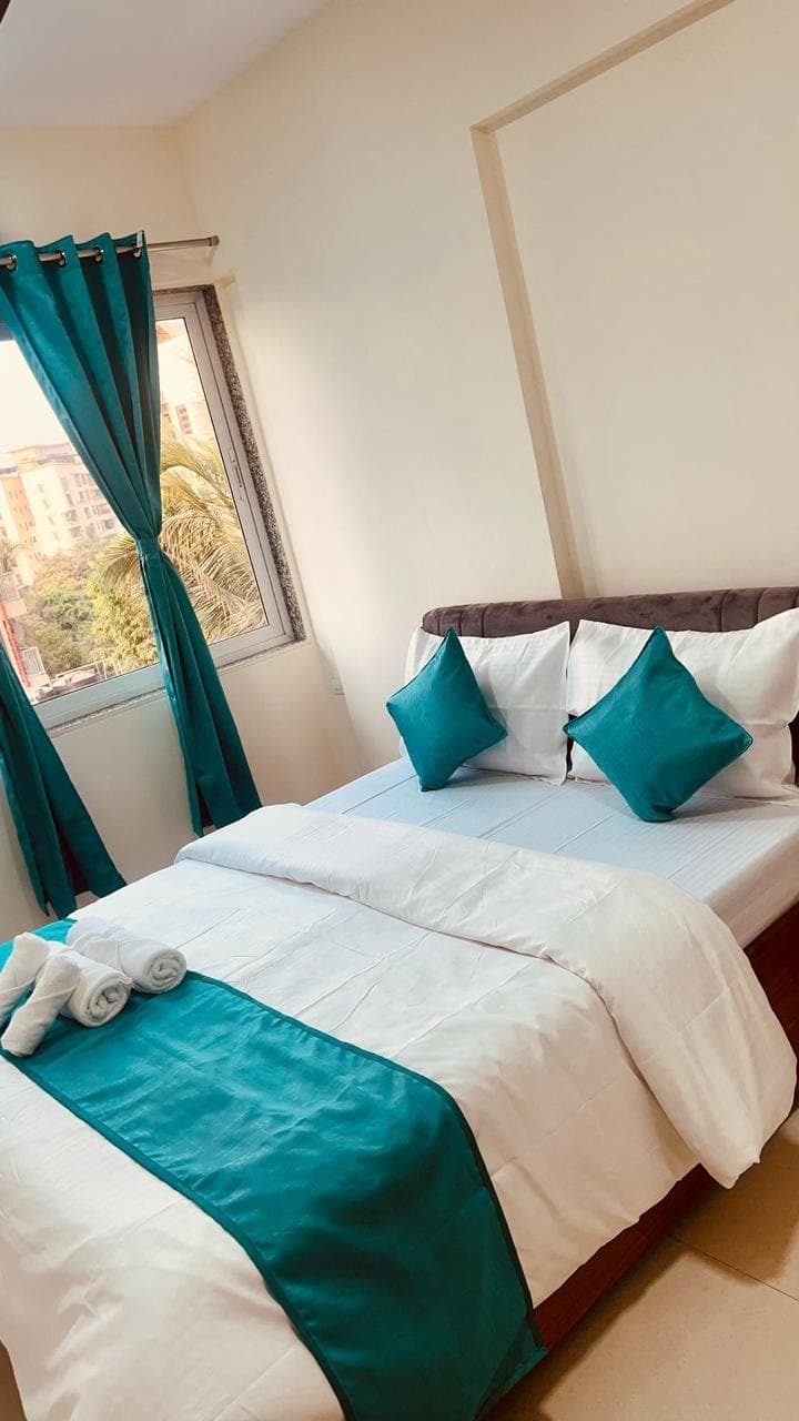 One Ac Bedroom With Shared Bathroom - Mumbai