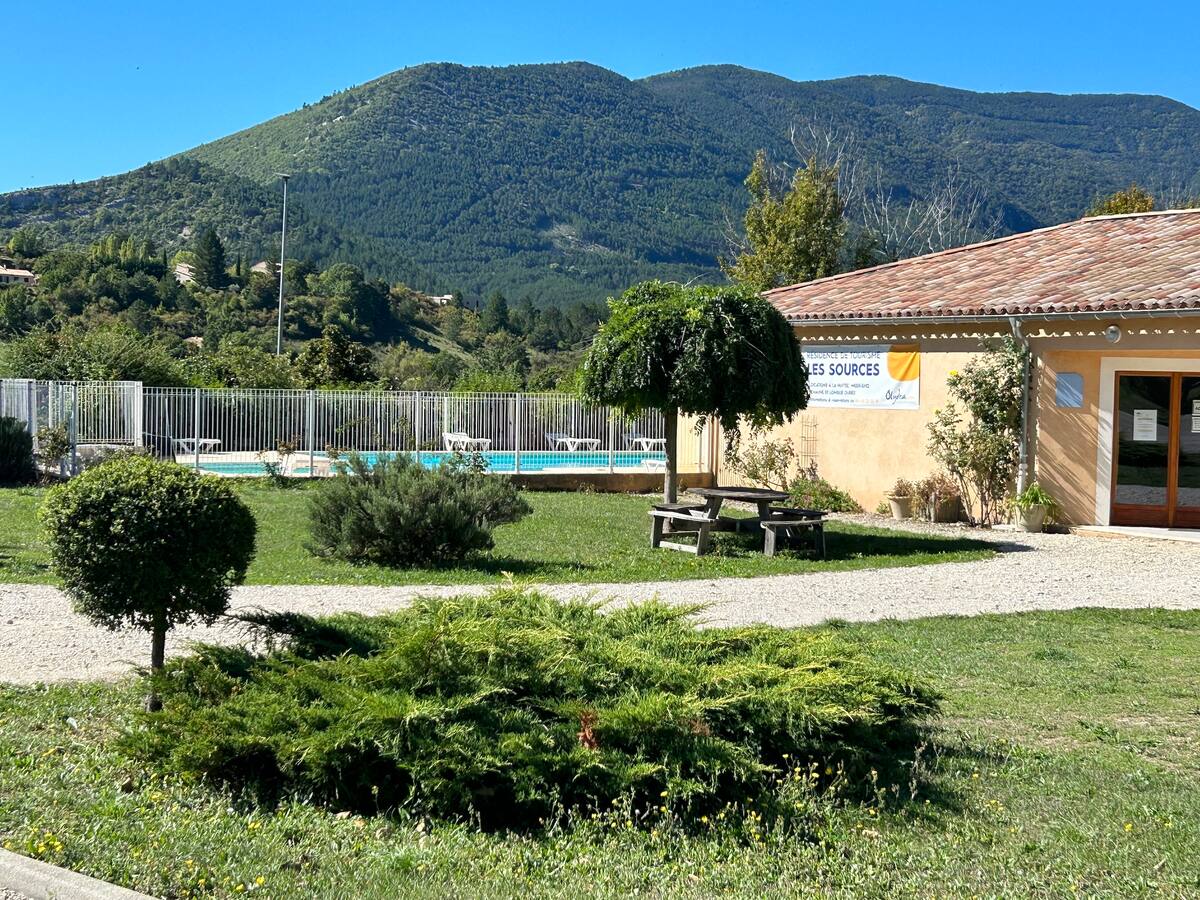 Appartement 38 m2 (2 étoiles) dans village classé - Condos à louer à Montbrun-les-Bains ...