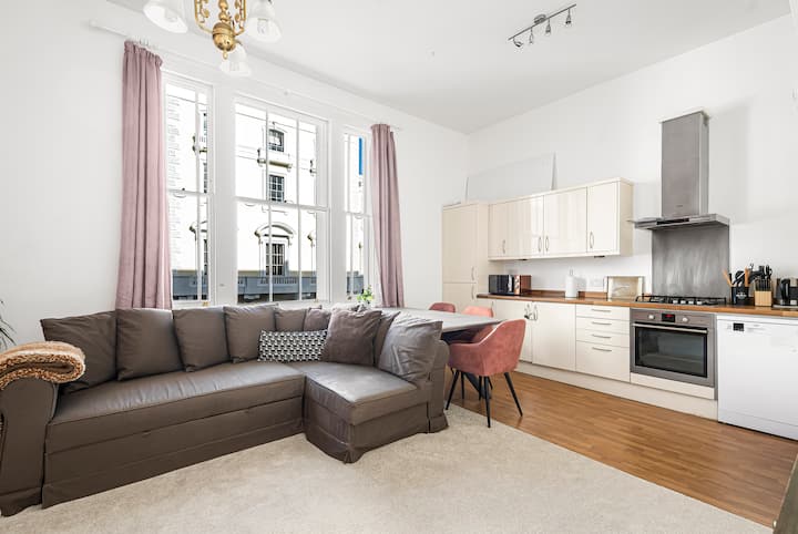 Stylish Open-plan Living Gem In Victoria - London