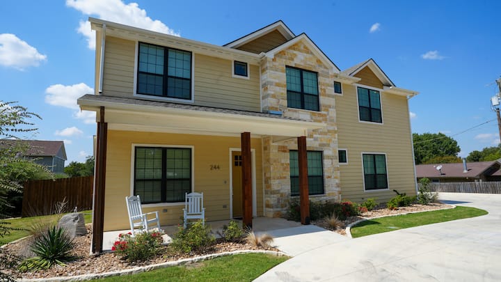 7 Bedroom 7.5 Bathroom Stephenville Villa - Stephenville, TX