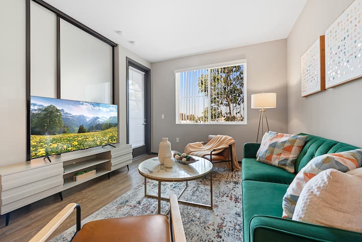 Modern 2br/2ba In Irvine | 中文服务 | Pool & Gym - タスティン, CA