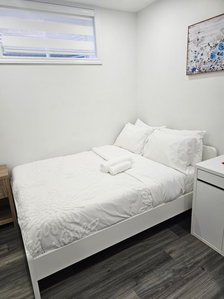Bright Room, Welcoming Vibes - Waterloo
