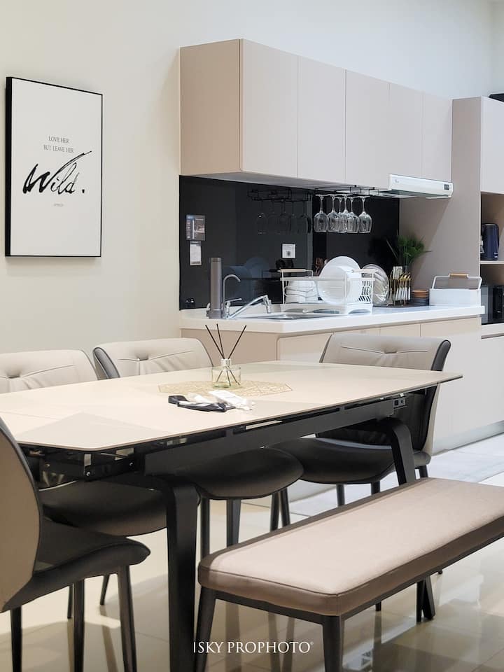 高雄Fengshan Vitality Bnb 1-13人兩棟合併可停車近機場/衛武營/捷運/短月租 - 屏東市