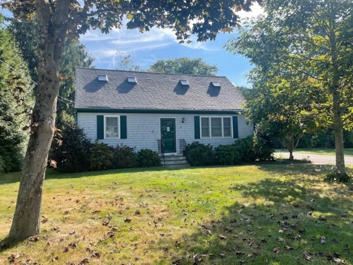 Charming Cape Style Retreat! - Charlestown, RI