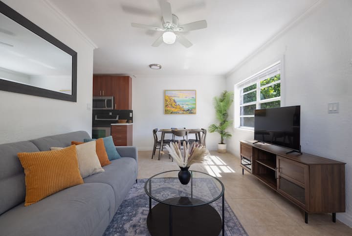 Near Beach & Las Olas | 2br + Hot Tub - Fort Lauderdale, FL