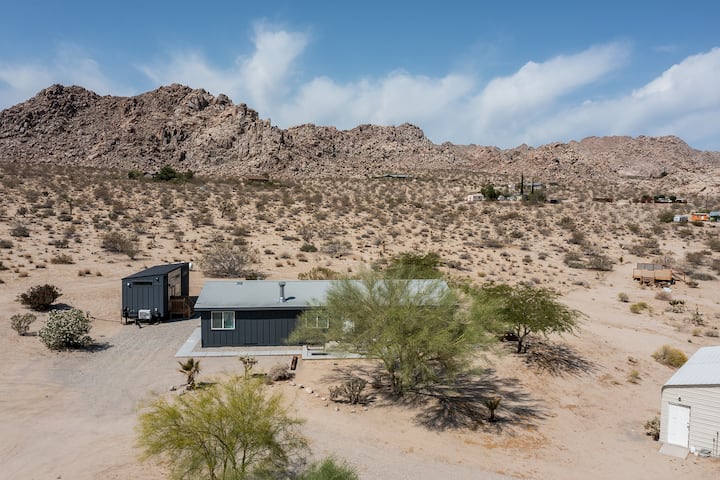 Cottage + Tiny House, Joshua Tree On 5 Acres - Joshua Tree, CA