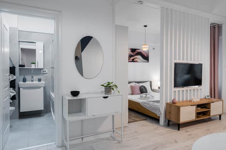 Relax & Unwind | Modern Apt + Free Private Parking - Bucarest