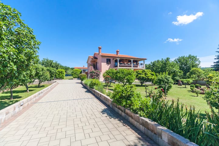 3-bedroom House With Pool And Garden Near Labin - Labin