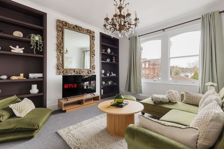 Spacious Queen's Park Flat For 10! - Londen