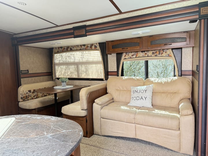 Fun & Spacious Rv With Slideout - Maple Ridge