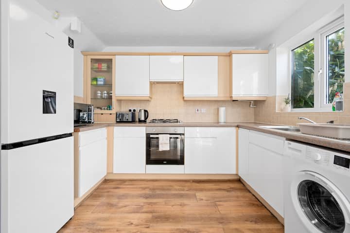 Modern 3 Bed W/free Gated Parking Near City Centre - Manchester