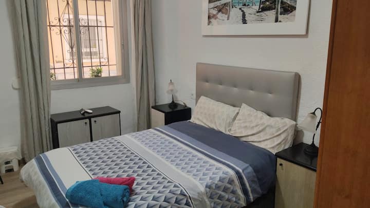 Stay In Large Room In Alicante - Alicante